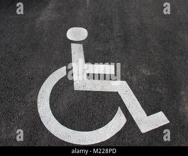 Behinderten Parkplatz Schild gemalt On The Asphalt In A Car Park ...