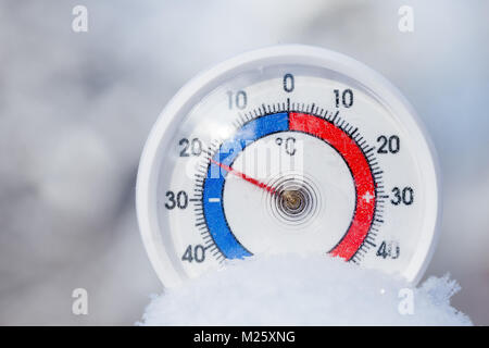 Thermometer mit Celsius in einem frischen Schnee mit Sub-zero ...