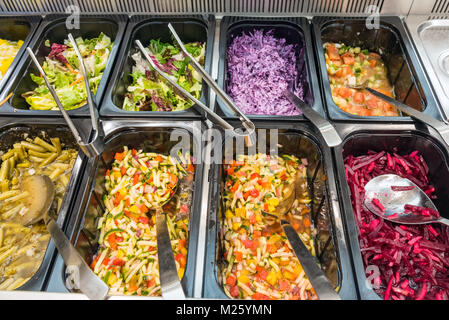 Verschiedene frische Salate am Buffet. Konzept eines All-Inclusive ...