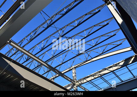 Rahmen der metallischen Träger an einem unfertigen Gebäude Stockfoto ...