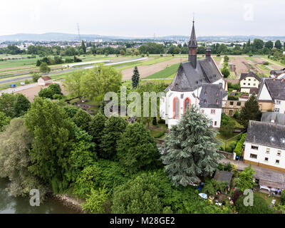 Luftaufnahme, gelegen Dorf Niederwerth auf einer Insel im Fluss Rhein ...