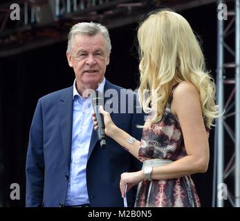 Trainer-Legende Ottmar Hitzfeld mit-Geschäftsführer Hans Peter ...