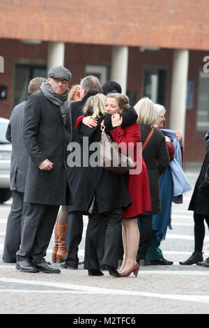 Eva Maria Pfaff (Blauer Hosenanzug) mit Tochter Johanna (Rot) und Sohn ...