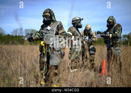US-Marine im MOPP Ausrüstung inc Gasmaske verwendet M272 Chemical Agent ...