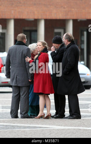 Eva Maria Pfaff (Blauer Hosenanzug) mit Tochter Johanna (Rot) und Sohn ...