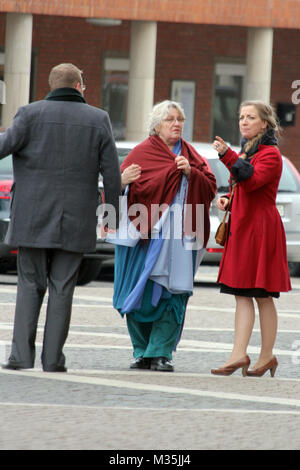 Eva Maria Pfaff (Blauer Hosenanzug) mit Tochter Johanna (Rot) und Sohn ...