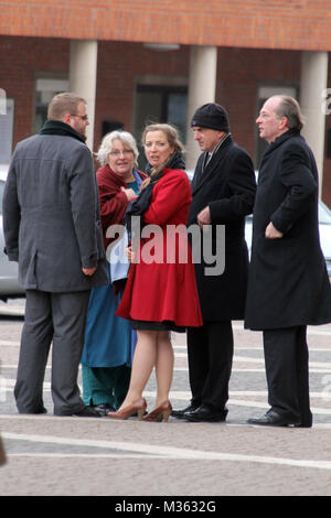 Eva Maria Pfaff (Blauer Hosenanzug) mit Tochter Johanna (Rot) und Sohn ...