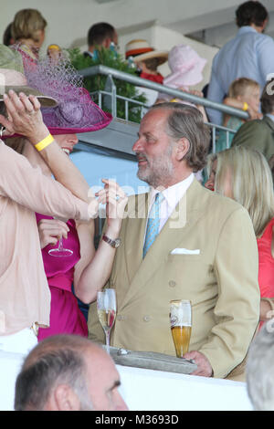 Enno Freiherr von Ruffin, mit Ehefrau Sängerin Vicky Leandros auf Gut ...