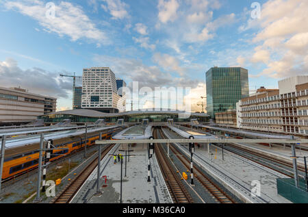 Die Jaarbeurs, Rathaus, Utrecht Centraal Bahnhof mit Plattformen und ...