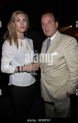 Enno Freiherr von Ruffin, mit Ehefrau Sängerin Vicky Leandros auf Gut ...