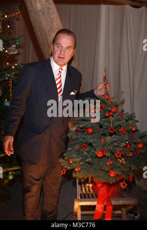 Enno Freiherr von Ruffin, mit Ehefrau Sängerin Vicky Leandros auf Gut ...