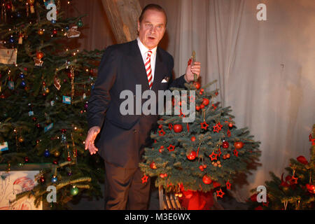 Enno Freiherr von Ruffin, mit Ehefrau Sängerin Vicky Leandros auf Gut ...