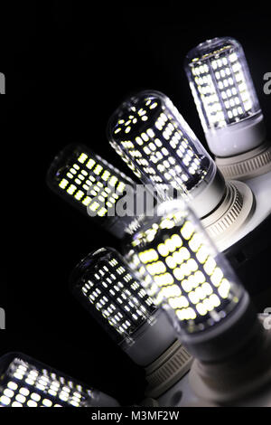 LED-Elemente in der Lampe. Lampen mit Leuchtdioden. Viele helle Lichter ...