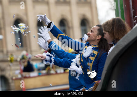 Mainz, Deutschland, 12. Februar 2018. Karneval - goers in Kostüm nehmen ...