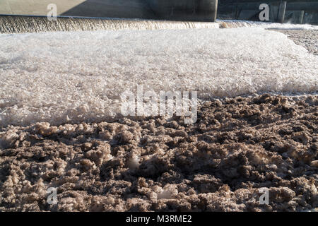 Fluss verunreinigt durch giftige chemische Abfälle in der Nähe von ...