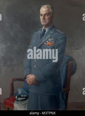 Maj. General Nathan F. Twining, Kommandierender General der 15. Air ...