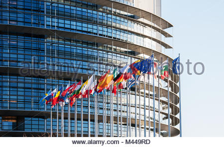 Fahnen vor dem EU-Parlament in Straßburg Stockfoto, Bild: 49147343 - Alamy