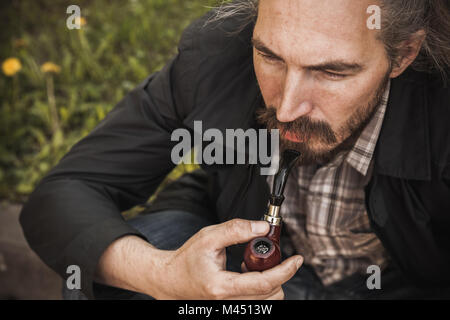 Attraktive junge Mann raucht eine Zigarette auf der Straße Stockfoto ...