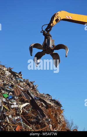 Kran mit Greifer Kralle am Schrott Metall recycling Hof, Hamburg ...