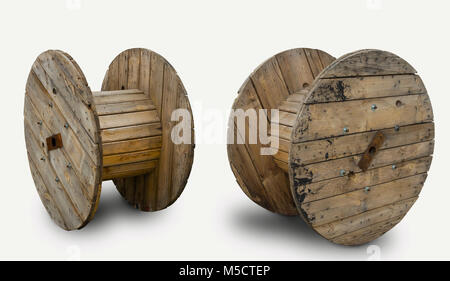 Holz- Spule für die Kabel. Leere Kabeltrommel. Auf weissem Hintergrund ...