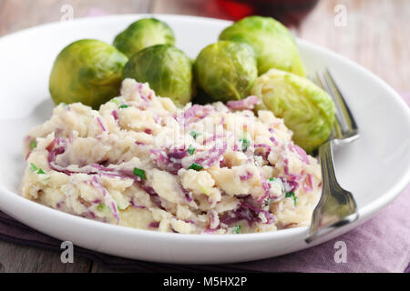 Traditionelle holländische Rotkohl Stamppot (Maische Pot) mit ...