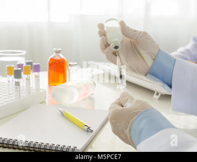 Medizinische Ampullen, Serum, Spritze und Laborgläser. Impfung ...