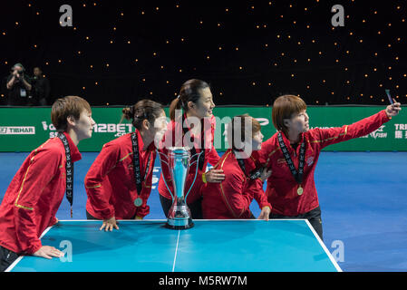 London, Zhu Yuling und Chen Xingtong (von L nach R) von China pose mit ...