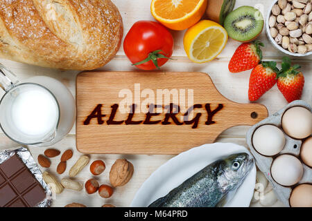 Allergie-Food-Konzept. Nahrungsmittelallergene wie Eiern, Milch, Obst ...