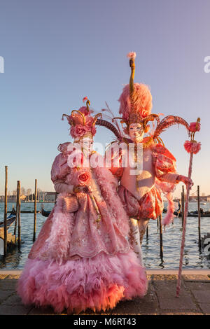 Kostume Fur Karneval In Venedig