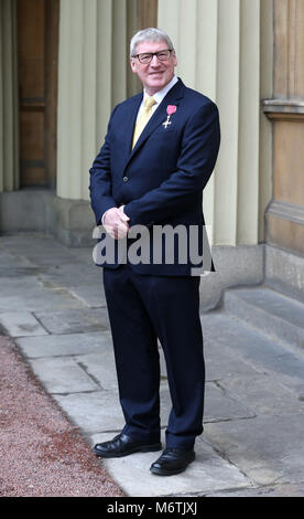 David Tempel mit seinem mbe Medaille nach einer ordensverleihung am ...