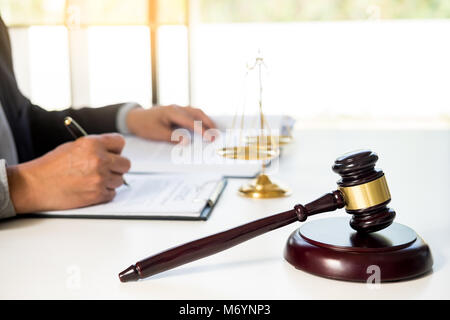 Rechtsanwalt Richter liest und schreibt das Dokument bei Gericht an ...
