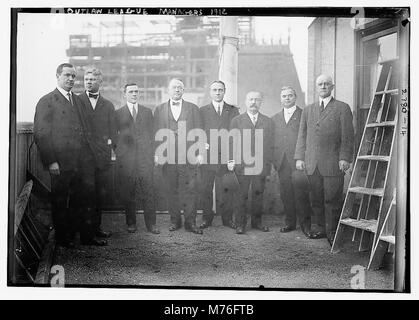 Die Führungskräfte der Outlaw League, darunter Miteigentümer aus ...