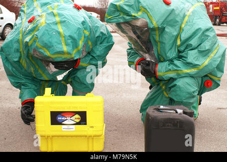 Feuerwehr Gefahrgut-Crew der Prüfung von Chemikalien, gefährliche ...