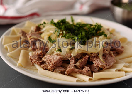 Traditionelle Gericht der Turkvölker in Zentralasien Beschbarmak ...