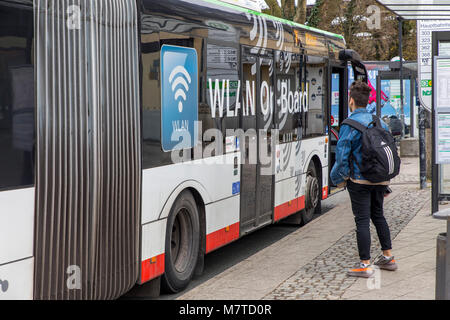 Local Bus der BOGESTRA, Bochum-Gelsenkirchen Straßenbahnen AG, vor dem ...