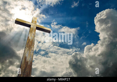 Jesus Christus am Kreuz mit Wolken Stockfotografie - Alamy