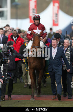 Jockey Davy Russell feiert den Gewinn der Randox Gesundheit Grand ...