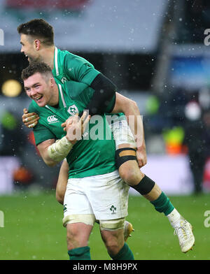 Der irische Conor Murray (links) und Peter O’Mahony mit der Trophäe ...