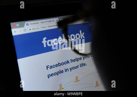 Facebook, Social Network, Homepage mit Login Maske, Logo, Internet ...