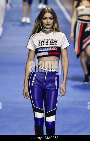 Mailand Fashion Week Womenswear Herbst Winter 2018 2019 Tommy Hilfiger Catwalk mit Gigi Hadid Wo Mailand Lombardei Italien Wann 25 Feb 2018 Bild IPA WENN Nur fur die Veroffentlichung in GroBbritan...