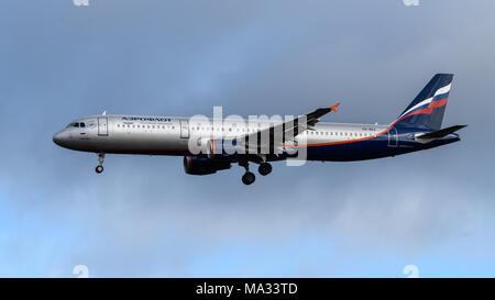 Flügel eines Airbus A320 Flugzeug nach der Landung mit Spoiler, und die ...