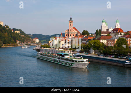 Kreuzfahrtschiff auf der Donau, Passau, Deutschland Stockfoto, Bild ...