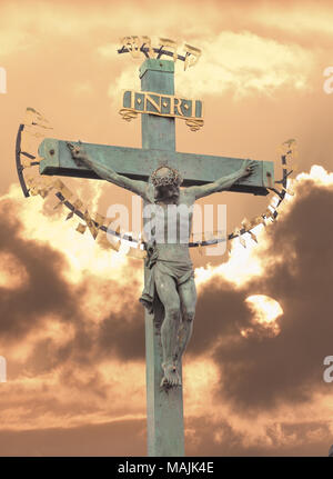 Jesus Christus am Kreuz mit Wolken Stockfoto, Bild: 50435542 - Alamy