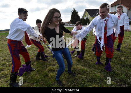 Ostermontag - jungen führt durch das Dorf mit einer Peitsche und ...