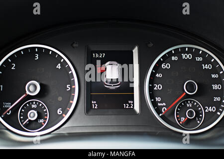 Fahrzeug Instrumententafel Armaturenbrett closeup mit sichtbaren Tacho ...