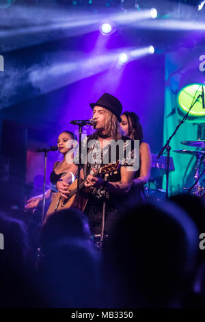 Sänger Nic Mäder von der Schweizer Rockband Gotthard live in der schüür ...
