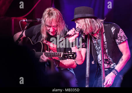 Sänger Nic Mäder von der Schweizer Rockband Gotthard live in der schüür ...