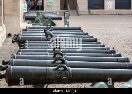 Historische Kanone im Museum von Les Invalides in Paris, Frankreich ...