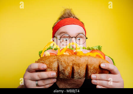 Ausfall der dicke Mann essen Pommes frites-Fast-Food-Diät. Porträt von ...