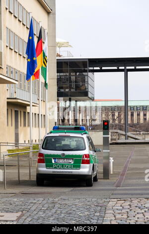 DRESDEN, Deutschland - 2. APRIL 2018: Polizei Auto stehend auf der ...